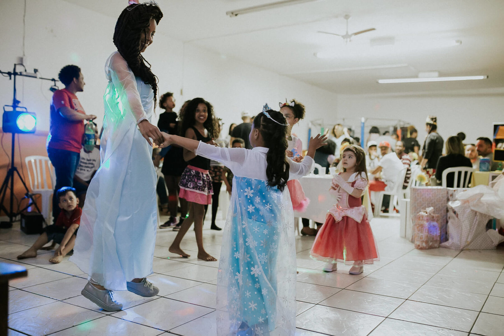 Frozen Negra surpreende criança em festa: 'Ela é pretinha igual a mim!'