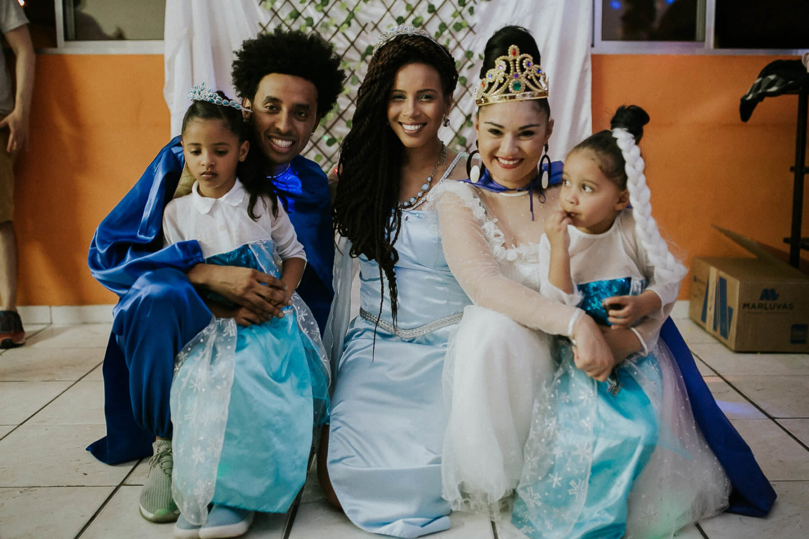 Frozen Negra surpreende criança em festa: 'Ela é pretinha igual a mim!'
